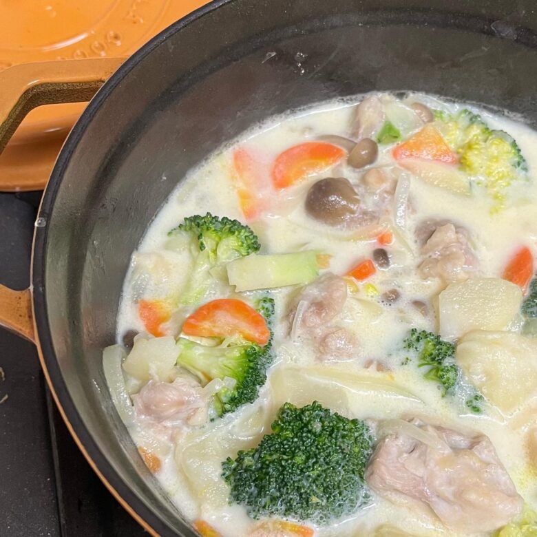 ストウブstaubでクリームシチュー もう市販のルーは不要です！！グラスフェッドバターとゲランドの塩の最強コンビで！